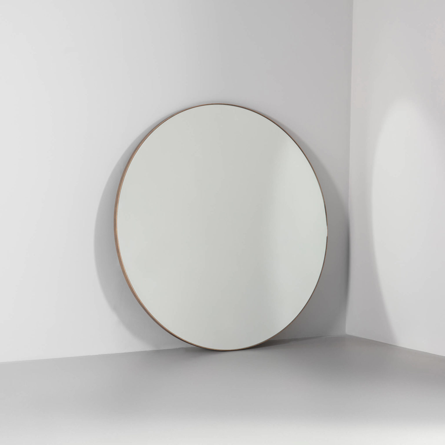 LEXINGTON ROUND MIRROR - R HUGHES