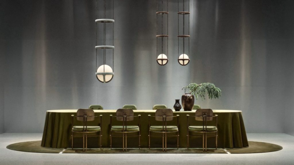 REPRISE: PENDANT - R HUGHES